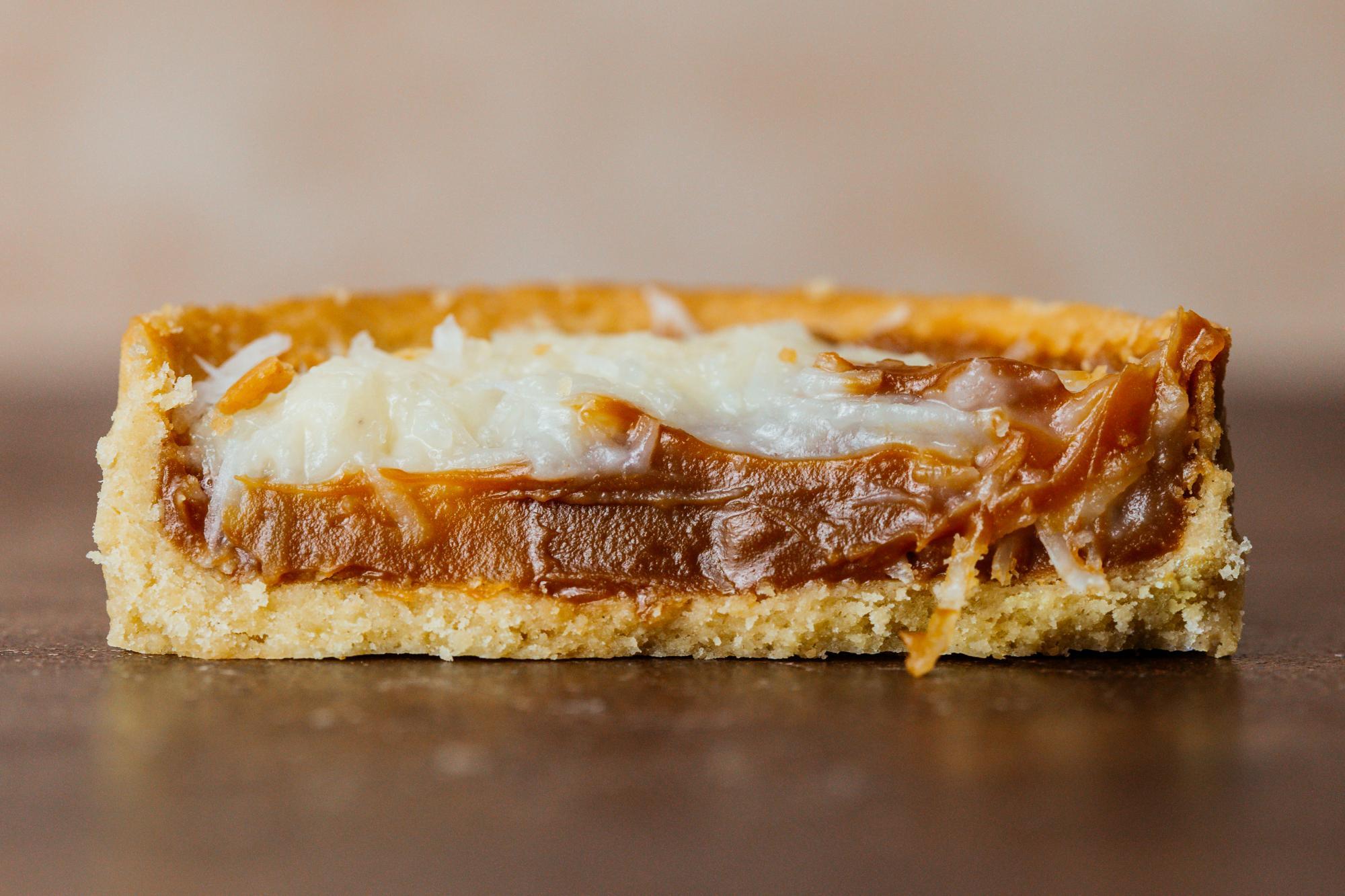 MINI TORTA DE DOCE DE LEITE COM COCO