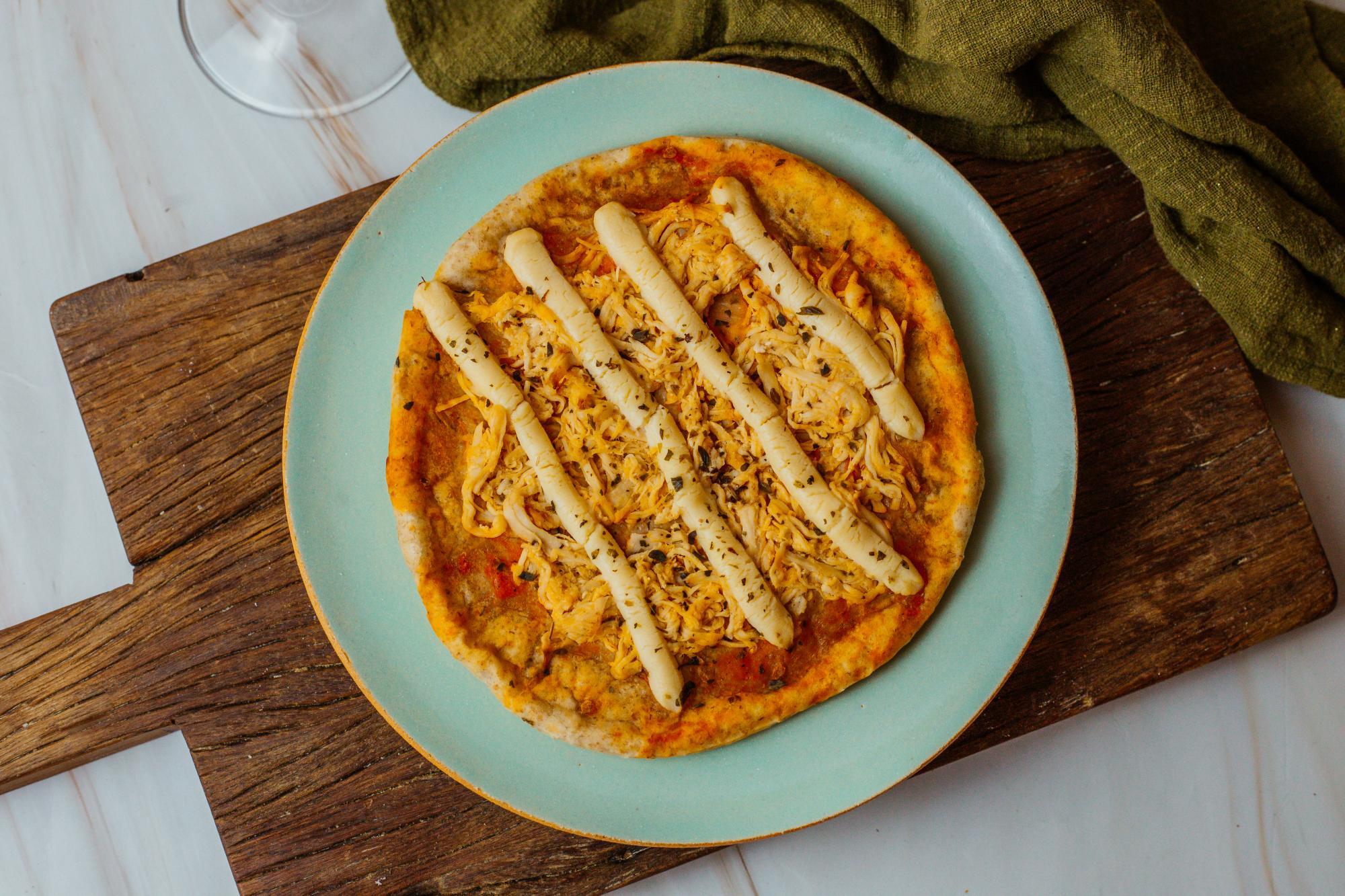 MINI PIZZA DE FRANGO COM REQUEIJAO CREMOSO INTEGRAL
