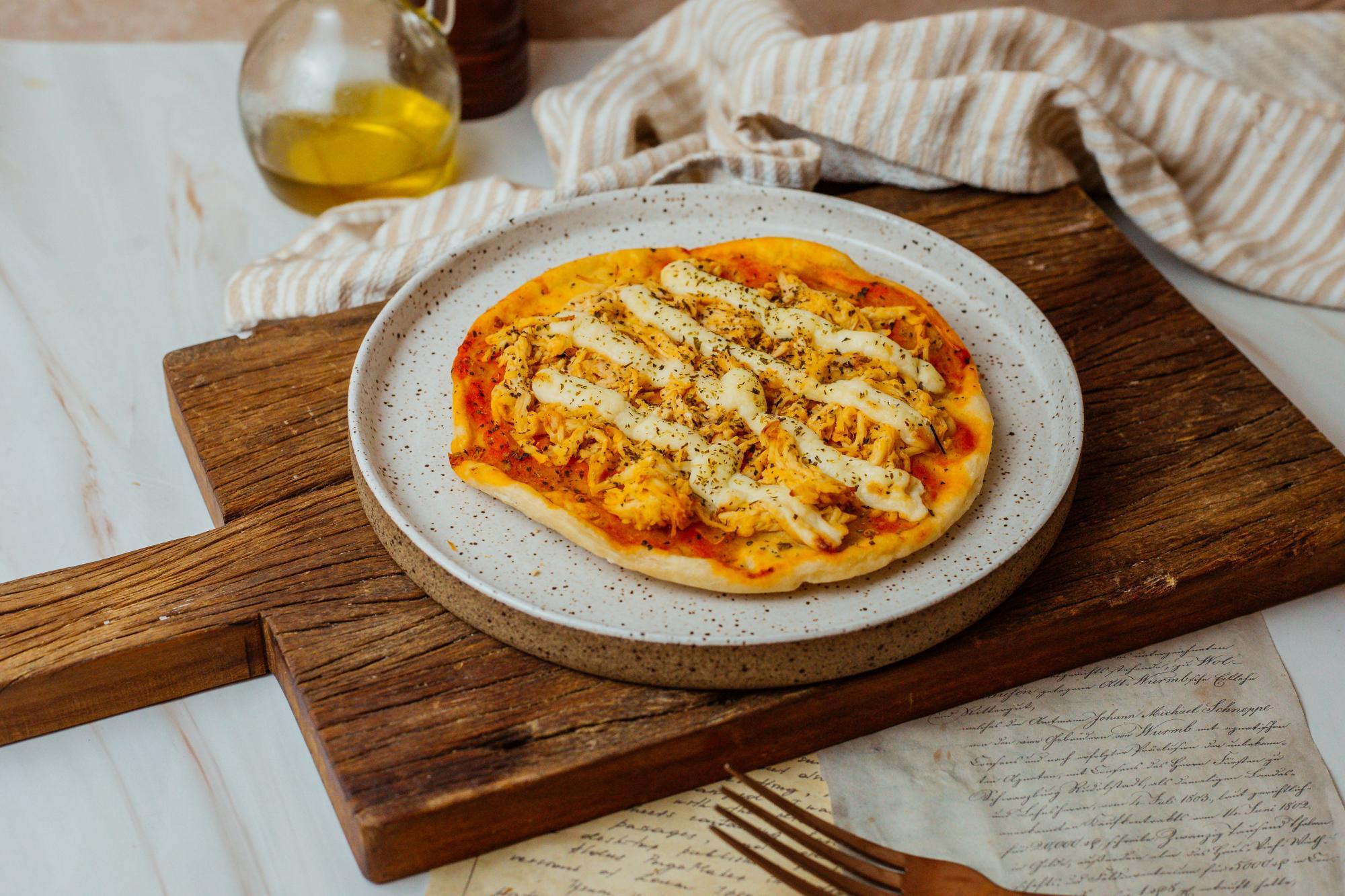 MINI PIZZA DE FRANGO COM REQUEIJÃO