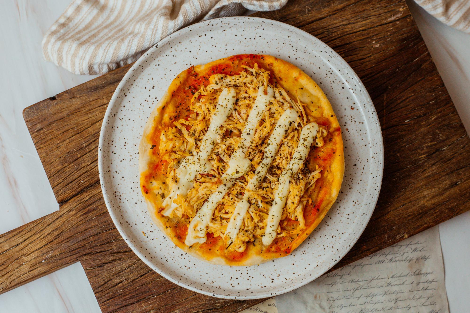 MINI PIZZA DE FRANGO COM REQUEIJÃO