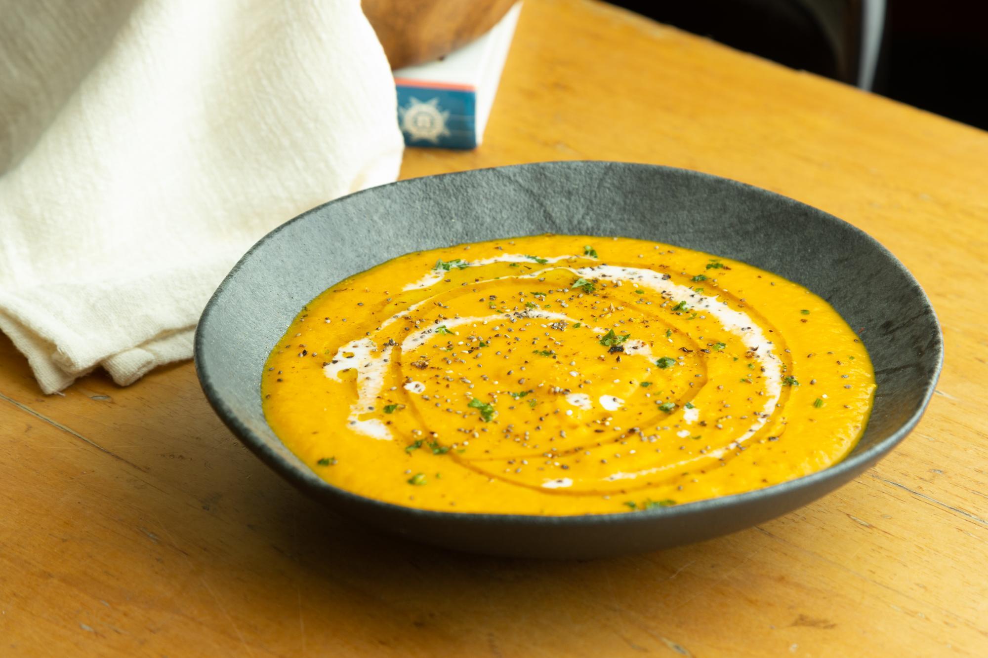 Sopa de cenoura com leite de coco e curry